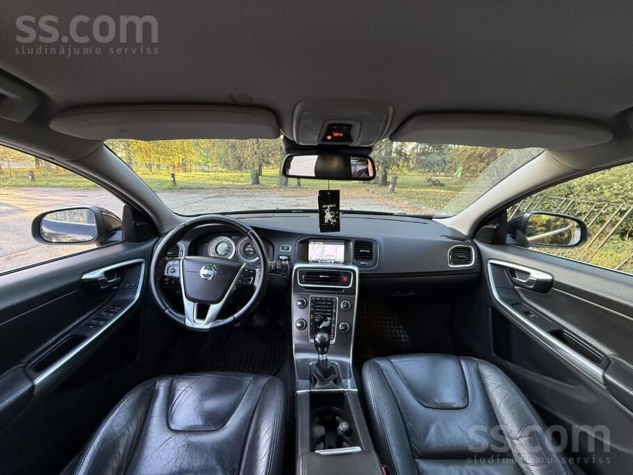 Melns Volvo V60 2011 Rīga, ar dzinēja tilpumu 2.00 L un nobraukumu 328 tūkst. km par 4499 €, foto 35 vietnē AUTOMOTO.COM.LV