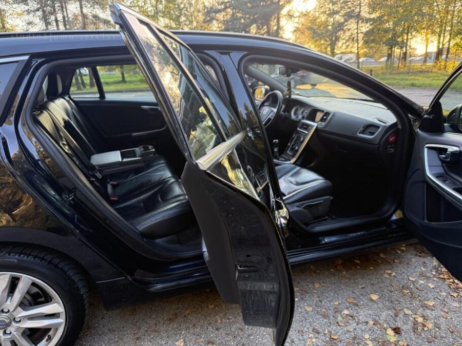 Melns Volvo V60 2011 Rīga, ar dzinēja tilpumu 2.00 L un nobraukumu 328 tūkst. km par 4499 €, foto 36 vietnē AUTOMOTO.COM.LV