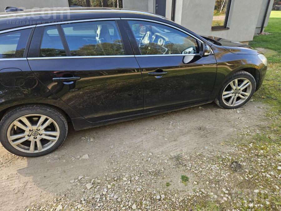 Black Volvo V60 2011 in Balvi, with an engine capacity of 2.40 L and mileage of 380 thousand km for 5500 €, photo 4 on AUTOMOTO.COM.LV