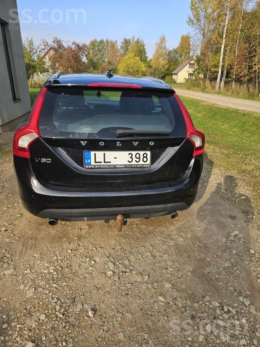 Black Volvo V60 2011 in Balvi, with an engine capacity of 2.40 L and mileage of 380 thousand km for 5500 €, photo 5 on AUTOMOTO.COM.LV