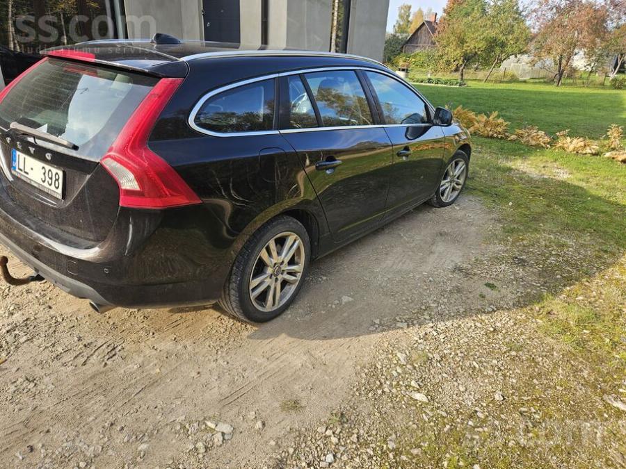 Black Volvo V60 2011 in Balvi, with an engine capacity of 2.40 L and mileage of 380 thousand km for 5500 €, photo 7 on AUTOMOTO.COM.LV