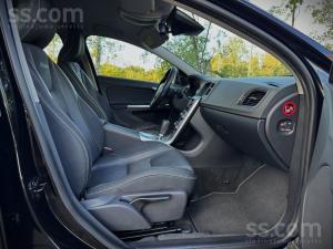 Melns Volvo V60 2011 Jūrmala, ar dzinēja tilpumu 2.40 L un nobraukumu 190 tūkst. km par 7950 €, foto 16 vietnē AUTOMOTO.COM.LV