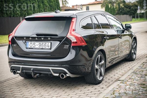 Black Volvo V60 2011 in Riga, with an engine capacity of 2.40 L and mileage of 324 thousand km for 4990 €, photo 5 on AUTOMOTO.COM.LV