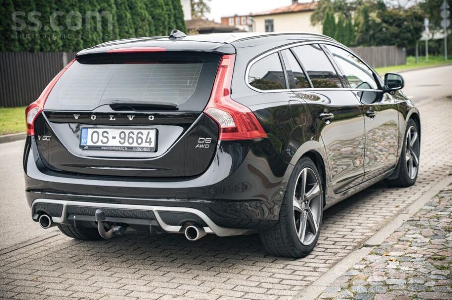 Melns Volvo V60 2011 Rīga, ar dzinēja tilpumu 2.40 L un nobraukumu 324 tūkst. km par 4990 €, foto 5 vietnē AUTOMOTO.COM.LV