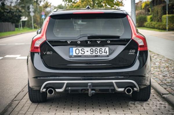 Black Volvo V60 2011 in Riga, with an engine capacity of 2.40 L and mileage of 324 thousand km for 4990 €, photo 6 on AUTOMOTO.COM.LV