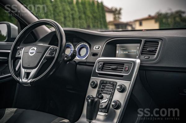 Black Volvo V60 2011 in Riga, with an engine capacity of 2.40 L and mileage of 324 thousand km for 4990 €, photo 8 on AUTOMOTO.COM.LV