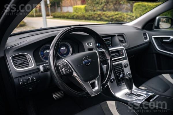 Black Volvo V60 2011 in Riga, with an engine capacity of 2.40 L and mileage of 324 thousand km for 4990 €, photo 9 on AUTOMOTO.COM.LV