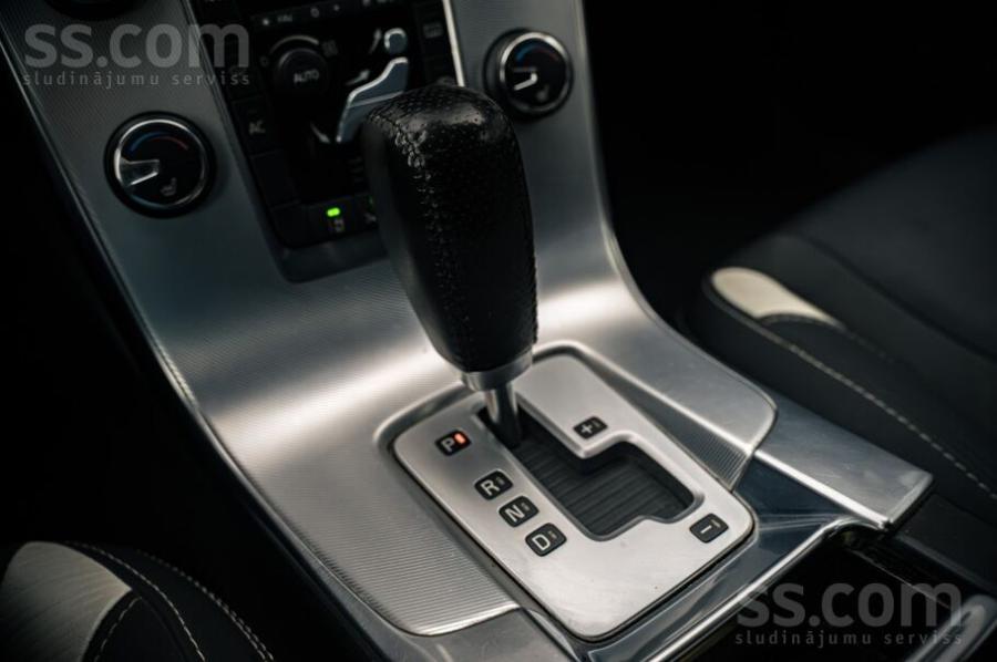 Melns Volvo V60 2011 Rīga, ar dzinēja tilpumu 2.40 L un nobraukumu 324 tūkst. km par 4990 €, foto 10 vietnē AUTOMOTO.COM.LV