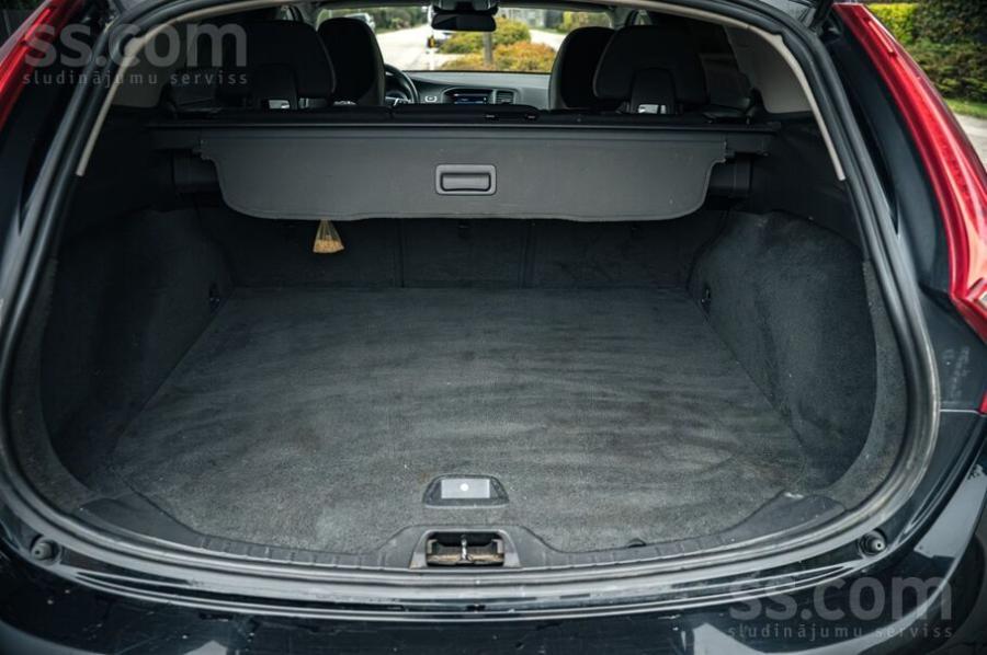 Melns Volvo V60 2011 Rīga, ar dzinēja tilpumu 2.40 L un nobraukumu 324 tūkst. km par 4990 €, foto 14 vietnē AUTOMOTO.COM.LV