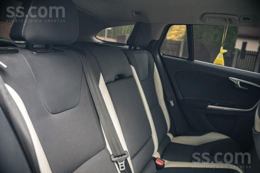 Melns Volvo V60 2011 Rīga, ar dzinēja tilpumu 2.40 L un nobraukumu 324 tūkst. km par 4990 €, foto 15 vietnē AUTOMOTO.COM.LV