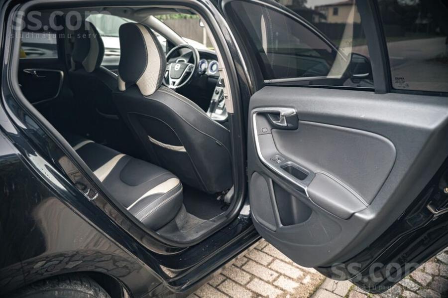 Melns Volvo V60 2011 Rīga, ar dzinēja tilpumu 2.40 L un nobraukumu 324 tūkst. km par 4990 €, foto 16 vietnē AUTOMOTO.COM.LV