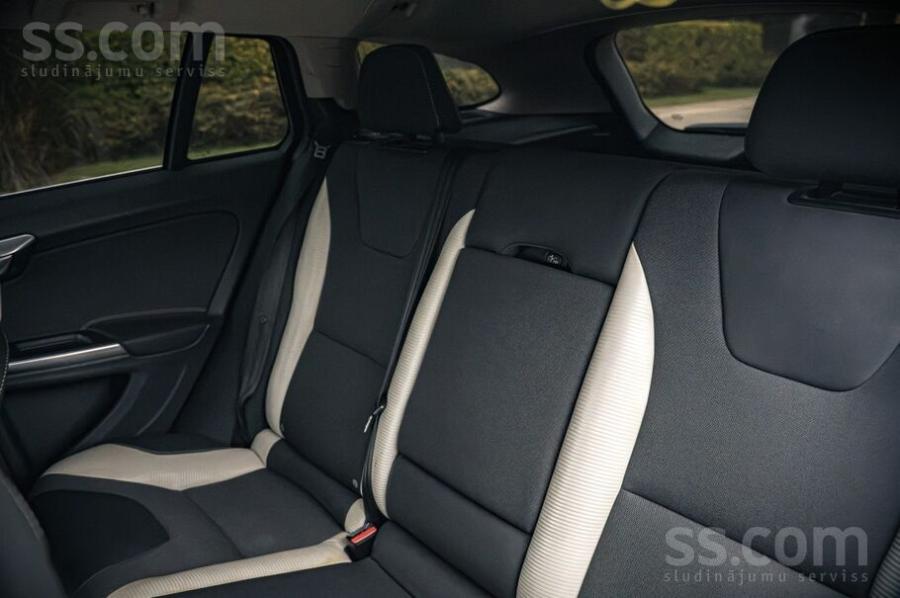 Melns Volvo V60 2011 Rīga, ar dzinēja tilpumu 2.40 L un nobraukumu 324 tūkst. km par 4990 €, foto 17 vietnē AUTOMOTO.COM.LV