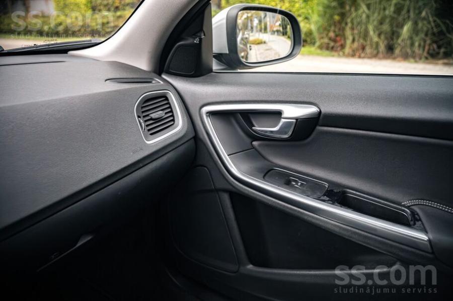 Melns Volvo V60 2011 Rīga, ar dzinēja tilpumu 2.40 L un nobraukumu 324 tūkst. km par 4990 €, foto 20 vietnē AUTOMOTO.COM.LV