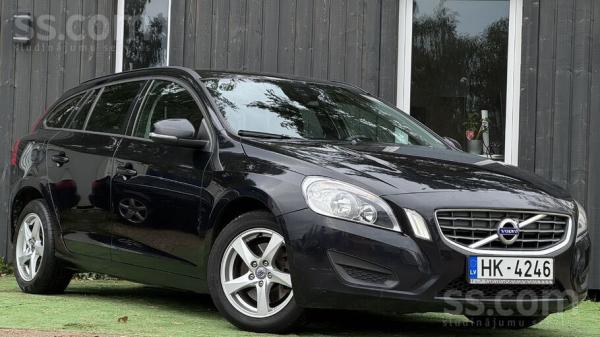 Black Volvo V60 2011 in Riga, with an engine capacity of 1.60 L and mileage of 298 thousand km for 3950 €, photo 4 on AUTOMOTO.COM.LV