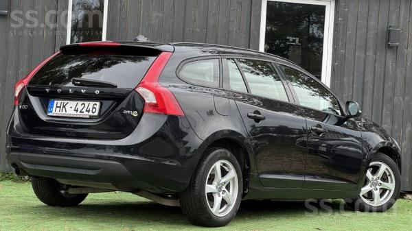 Black Volvo V60 2011 in Riga, with an engine capacity of 1.60 L and mileage of 298 thousand km for 3950 €, photo 7 on AUTOMOTO.COM.LV