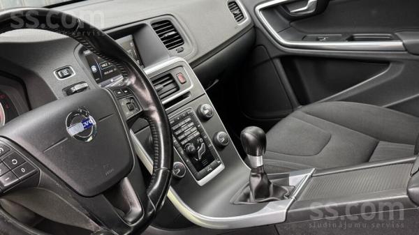 Black Volvo V60 2011 in Riga, with an engine capacity of 1.60 L and mileage of 298 thousand km for 3950 €, photo 11 on AUTOMOTO.COM.LV