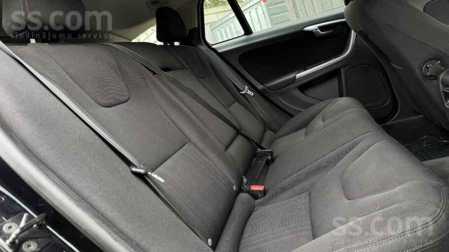 Melns Volvo V60 2011 Rīga, ar dzinēja tilpumu 1.60 L un nobraukumu 298 tūkst. km par 3950 €, foto 16 vietnē AUTOMOTO.COM.LV
