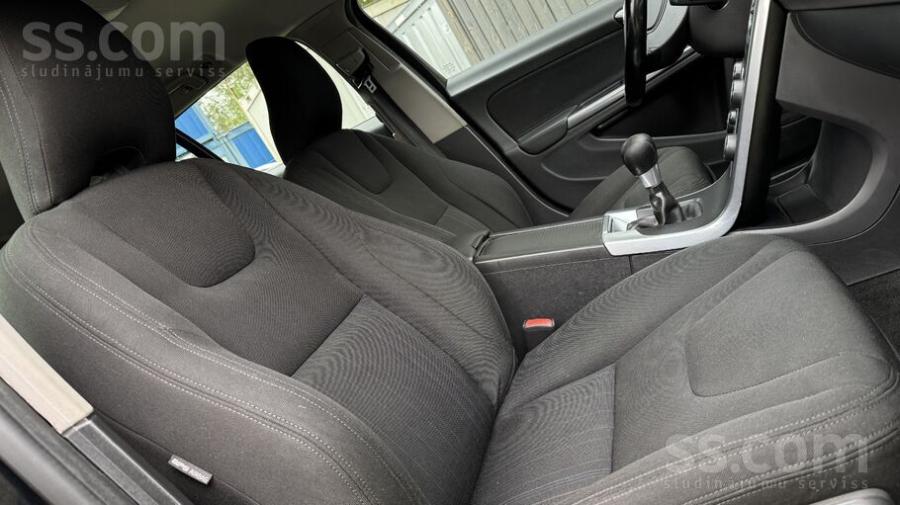 Melns Volvo V60 2011 Rīga, ar dzinēja tilpumu 1.60 L un nobraukumu 298 tūkst. km par 3950 €, foto 19 vietnē AUTOMOTO.COM.LV