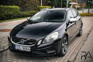 Black Volvo V60 2011 in Riga, with an engine capacity of 2.40 L and mileage of 324 thousand km for 4990 €, photo 3 on AUTOMOTO.COM.LV