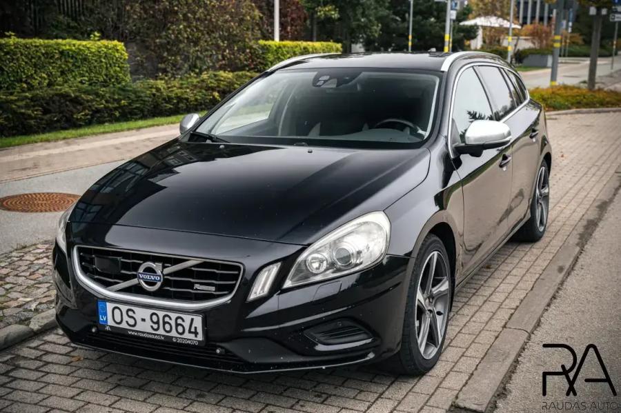 Black Volvo V60 2011 in Riga, with an engine capacity of 2.40 L and mileage of 324 thousand km for 4990 €, photo 3 on AUTOMOTO.COM.LV