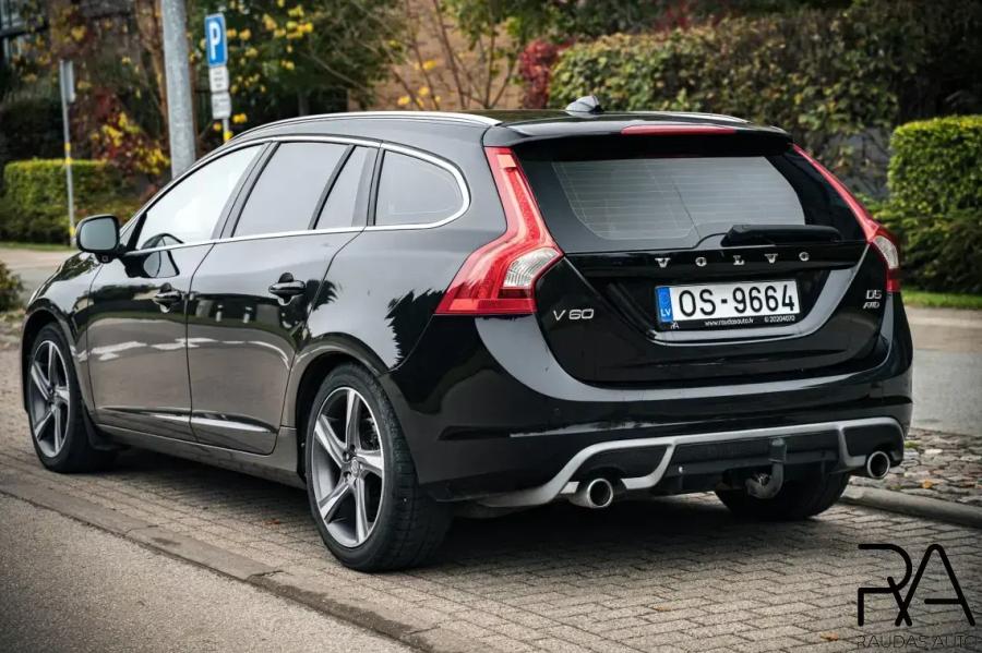 Black Volvo V60 2011 in Riga, with an engine capacity of 2.40 L and mileage of 324 thousand km for 4990 €, photo 4 on AUTOMOTO.COM.LV