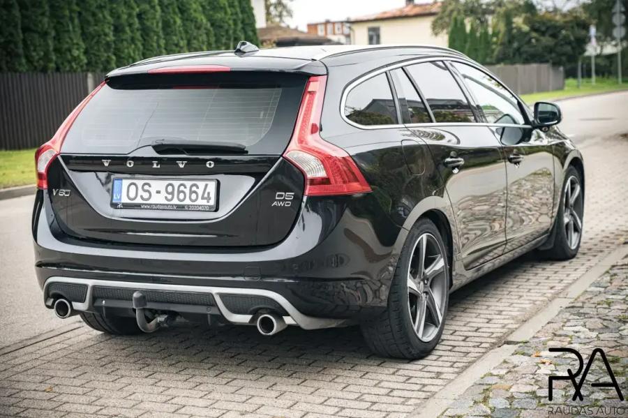 Black Volvo V60 2011 in Riga, with an engine capacity of 2.40 L and mileage of 324 thousand km for 4990 €, photo 5 on AUTOMOTO.COM.LV