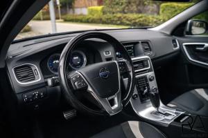 Black Volvo V60 2011 in Riga, with an engine capacity of 2.40 L and mileage of 324 thousand km for 4990 €, photo 8 on AUTOMOTO.COM.LV