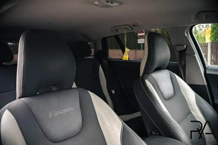 Black Volvo V60 2011 in Riga, with an engine capacity of 2.40 L and mileage of 324 thousand km for 4990 €, photo 9 on AUTOMOTO.COM.LV