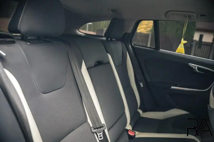 Black Volvo V60 2011 in Riga, with an engine capacity of 2.40 L and mileage of 324 thousand km for 4990 €, photo 10 on AUTOMOTO.COM.LV