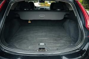 Black Volvo V60 2011 in Riga, with an engine capacity of 2.40 L and mileage of 324 thousand km for 4990 €, photo 11 on AUTOMOTO.COM.LV