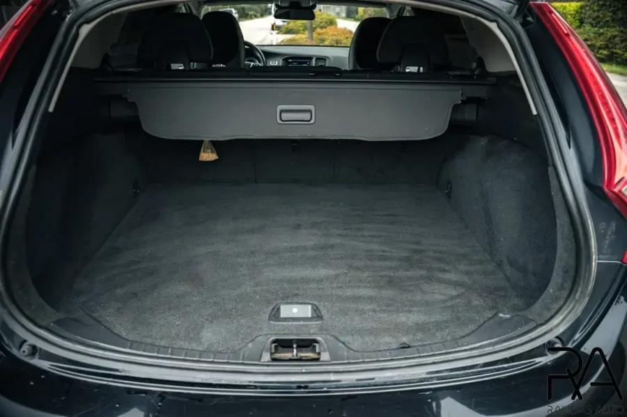 Black Volvo V60 2011 in Riga, with an engine capacity of 2.40 L and mileage of 324 thousand km for 4990 €, photo 11 on AUTOMOTO.COM.LV