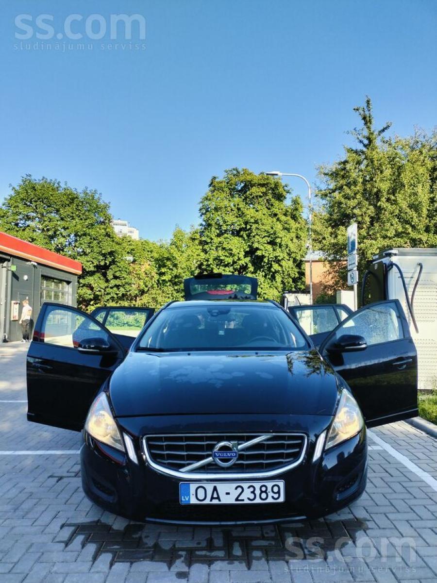 Black Volvo V60 2012 in Riga, with an engine capacity of 2.00 L and mileage of 244 thousand km for 4900 €, photo 1 on AUTOMOTO.COM.LV