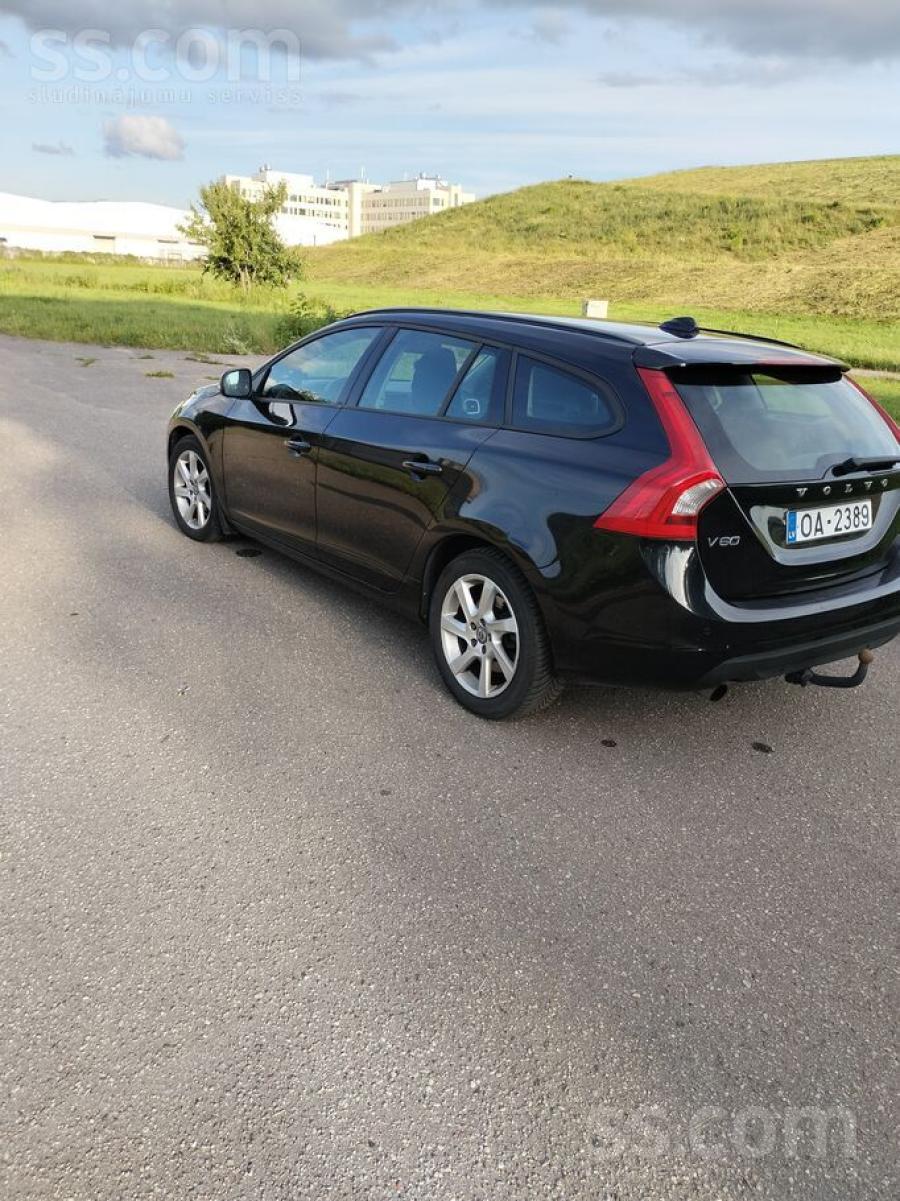 Black Volvo V60 2012 in Riga, with an engine capacity of 2.00 L and mileage of 244 thousand km for 4900 €, photo 7 on AUTOMOTO.COM.LV