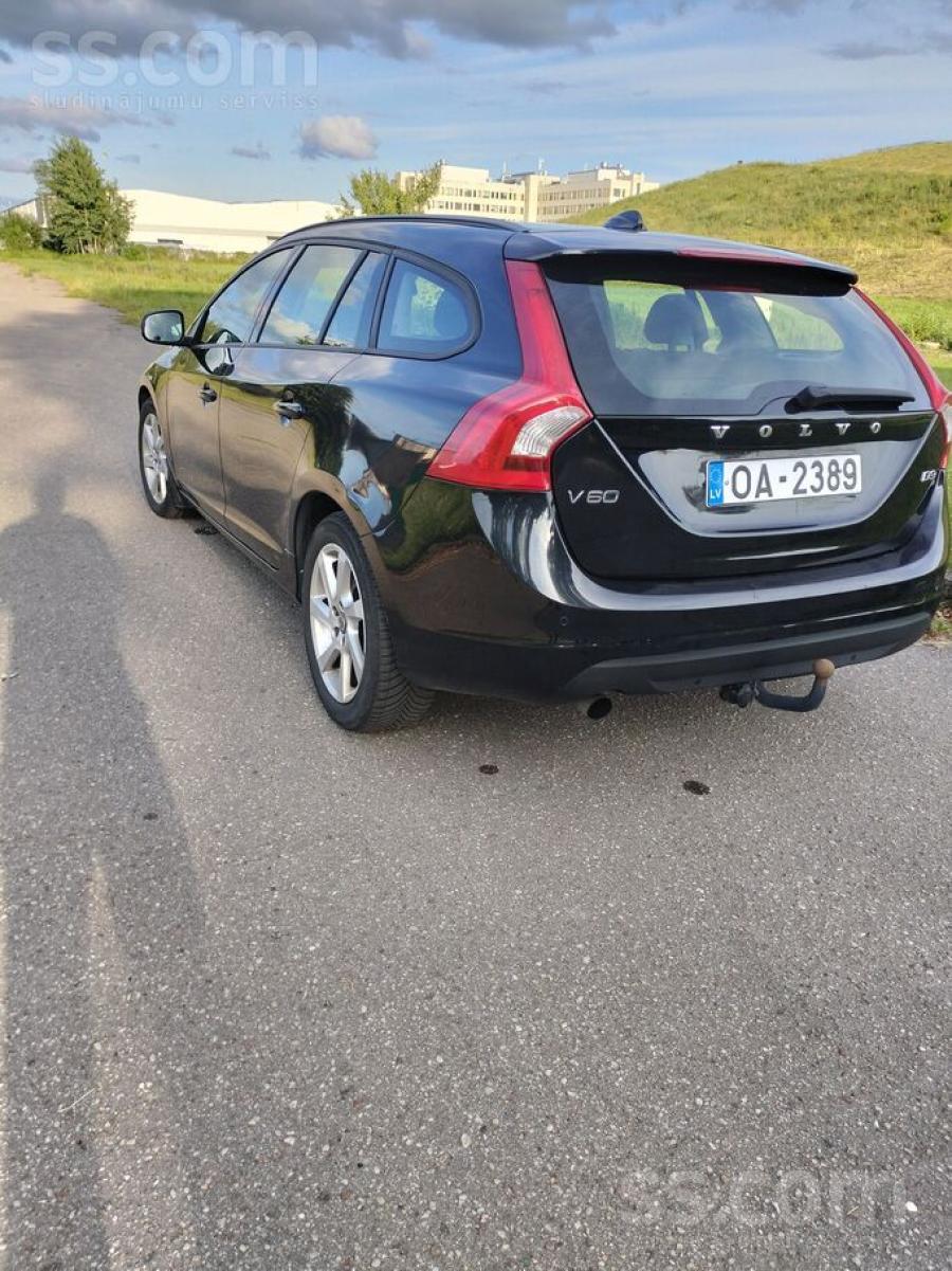 Black Volvo V60 2012 in Riga, with an engine capacity of 2.00 L and mileage of 244 thousand km for 4900 €, photo 9 on AUTOMOTO.COM.LV