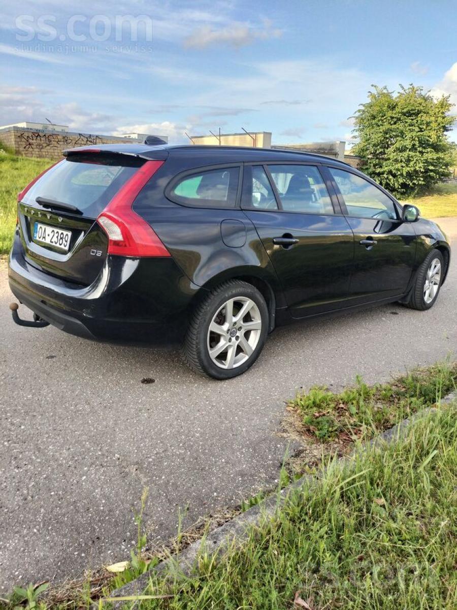 Black Volvo V60 2012 in Riga, with an engine capacity of 2.00 L and mileage of 244 thousand km for 4900 €, photo 10 on AUTOMOTO.COM.LV