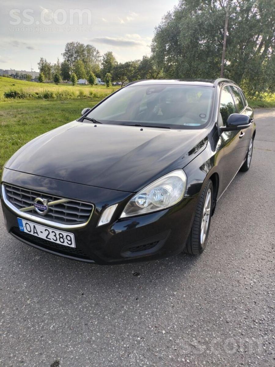 Black Volvo V60 2012 in Riga, with an engine capacity of 2.00 L and mileage of 244 thousand km for 4900 €, photo 11 on AUTOMOTO.COM.LV