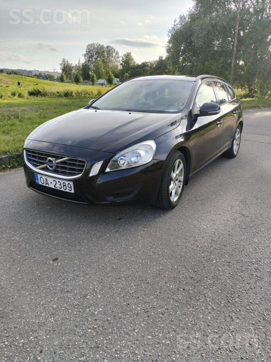 Black Volvo V60 2012 in Riga, with an engine capacity of 2.00 L and mileage of 244 thousand km for 4900 €, photo 12 on AUTOMOTO.COM.LV
