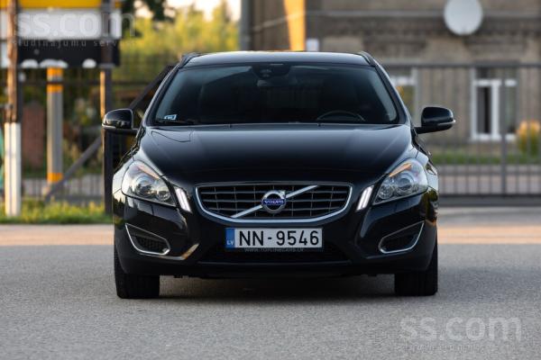 Black Volvo V60 2012 in Jelgava, with an engine capacity of 2.00 L and mileage of 279 thousand km for 5200 €, photo 2 on AUTOMOTO.COM.LV