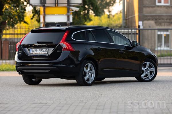 Black Volvo V60 2012 in Jelgava, with an engine capacity of 2.00 L and mileage of 279 thousand km for 5200 €, photo 4 on AUTOMOTO.COM.LV