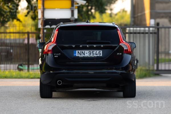 Black Volvo V60 2012 in Jelgava, with an engine capacity of 2.00 L and mileage of 279 thousand km for 5200 €, photo 5 on AUTOMOTO.COM.LV