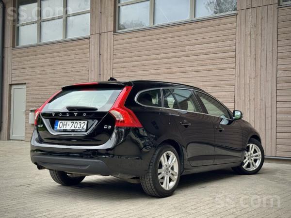 Black Volvo V60 2012 in Jelgava, with an engine capacity of 2.00 L and mileage of 0 thousand km for 7150 €, photo 3 on AUTOMOTO.COM.LV