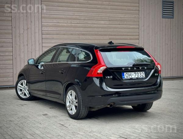 Black Volvo V60 2012 in Jelgava, with an engine capacity of 2.00 L and mileage of 0 thousand km for 7150 €, photo 4 on AUTOMOTO.COM.LV