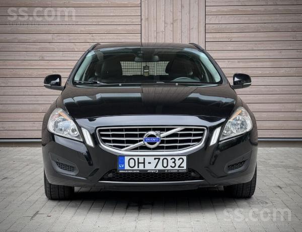 Black Volvo V60 2012 in Jelgava, with an engine capacity of 2.00 L and mileage of 0 thousand km for 7150 €, photo 5 on AUTOMOTO.COM.LV