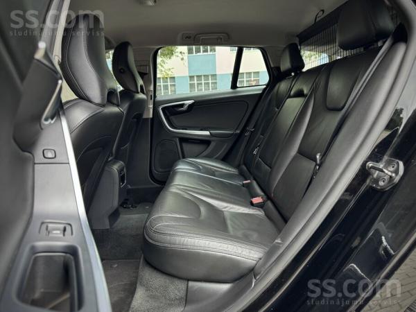 Melns Volvo V60 2012 Jelgava, ar dzinēja tilpumu 2.00 L un nobraukumu 0 tūkst. km par 7150 €, foto 9 vietnē AUTOMOTO.COM.LV