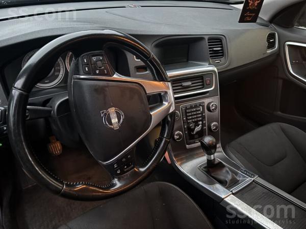 Melns Volvo V60 2012 Daugavpils, ar dzinēja tilpumu 2.00 L un nobraukumu 305 tūkst. km par 5300 €, foto 9 vietnē AUTOMOTO.COM.LV