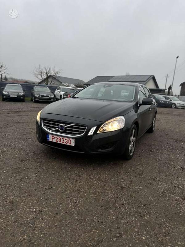 Black Volvo V60 2012 in Kaunas, with an engine capacity of 1.60 L and mileage of 331 thousand km for 3900 €, photo 1 on AUTOMOTO.COM.LV