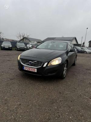 Melns Volvo V60 2012 Kauņa, ar dzinēja tilpumu 1.60 L un nobraukumu 331 tūkst. km par 3900 €, foto  vietnē AUTOMOTO.COM.LV