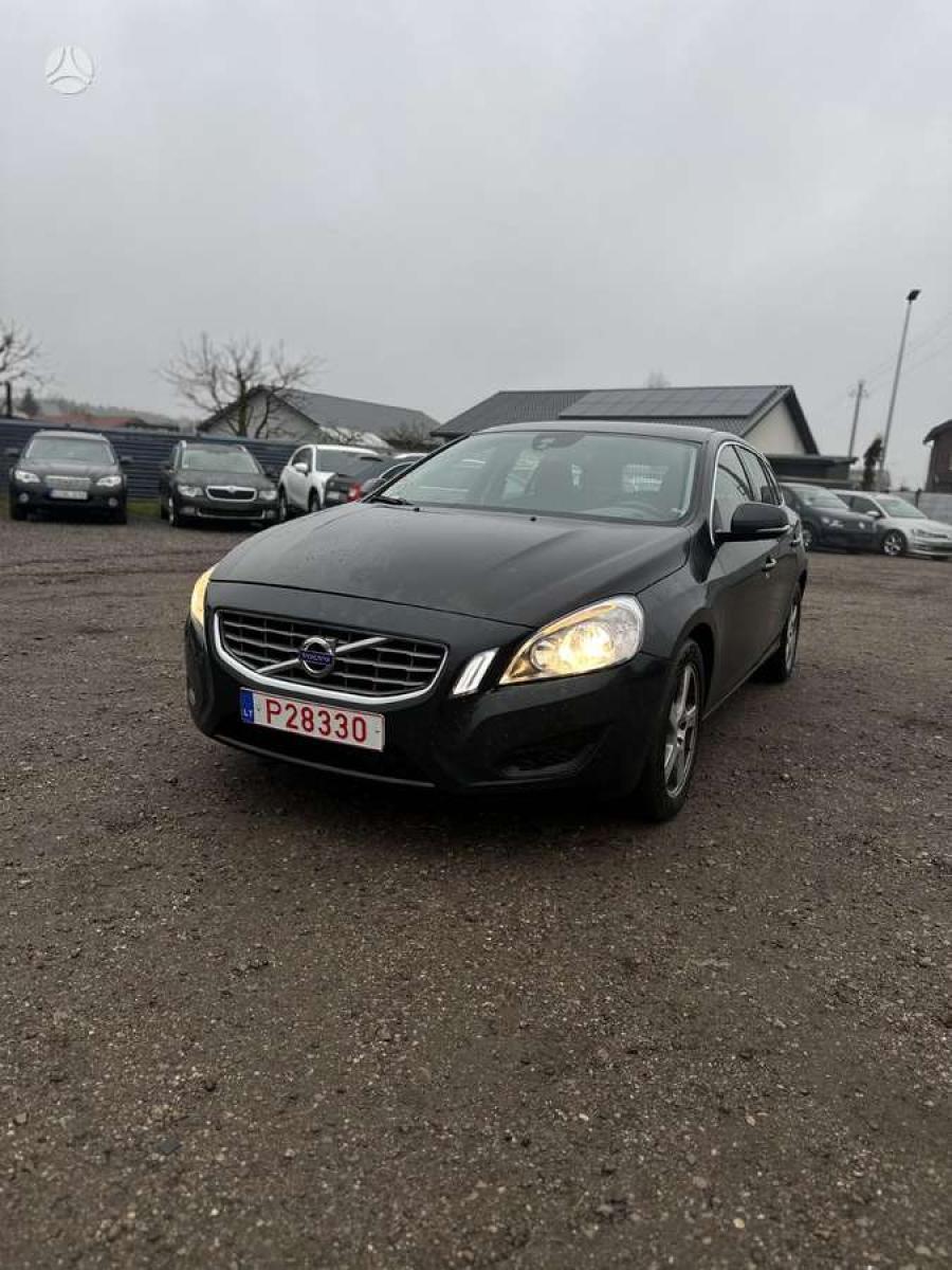 Black Volvo V60 2012 in Kaunas, with an engine capacity of 1.60 L and mileage of 331 thousand km for 3900 €, photo 1 on AUTOMOTO.COM.LV
