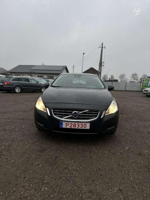 Black Volvo V60 2012 in Kaunas, with an engine capacity of 1.60 L and mileage of 331 thousand km for 3900 €, photo 2 on AUTOMOTO.COM.LV