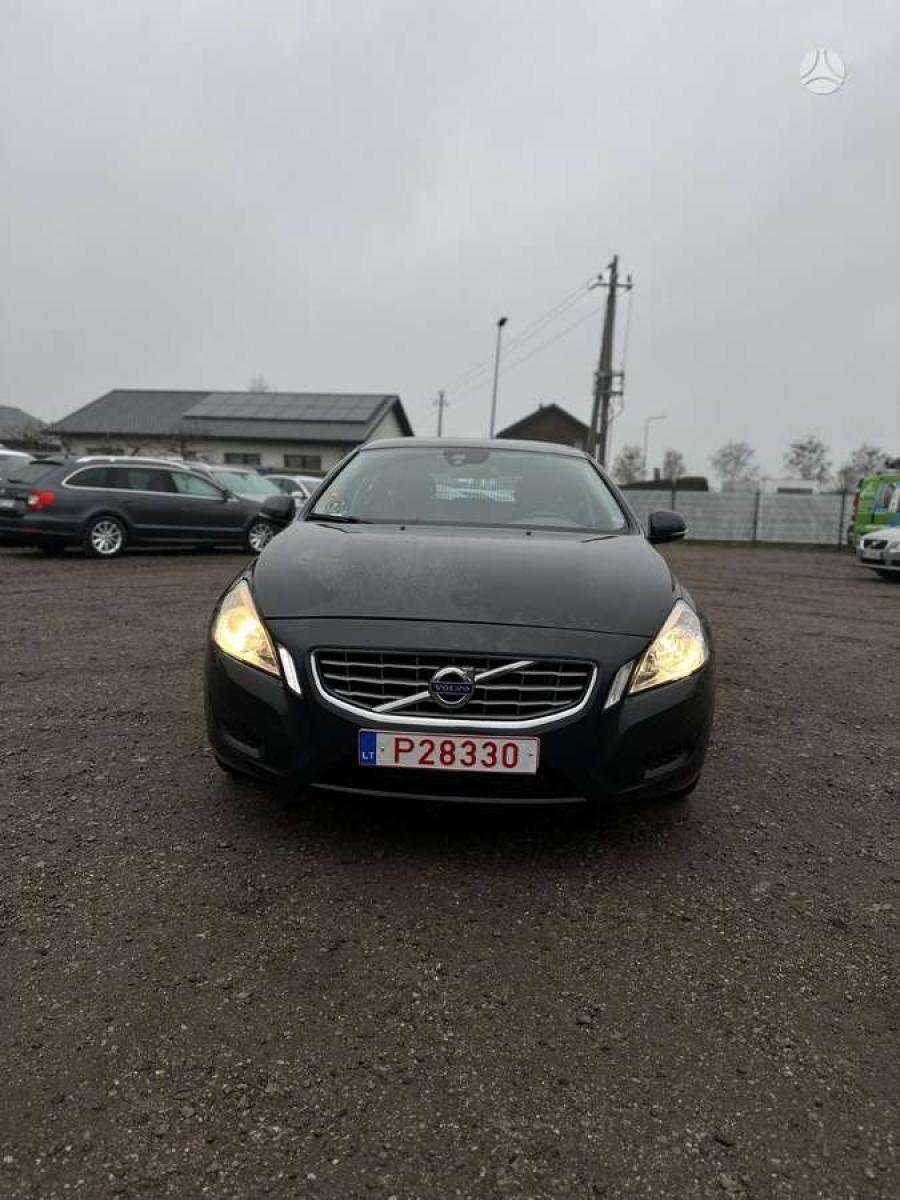 Black Volvo V60 2012 in Kaunas, with an engine capacity of 1.60 L and mileage of 331 thousand km for 3900 €, photo 2 on AUTOMOTO.COM.LV